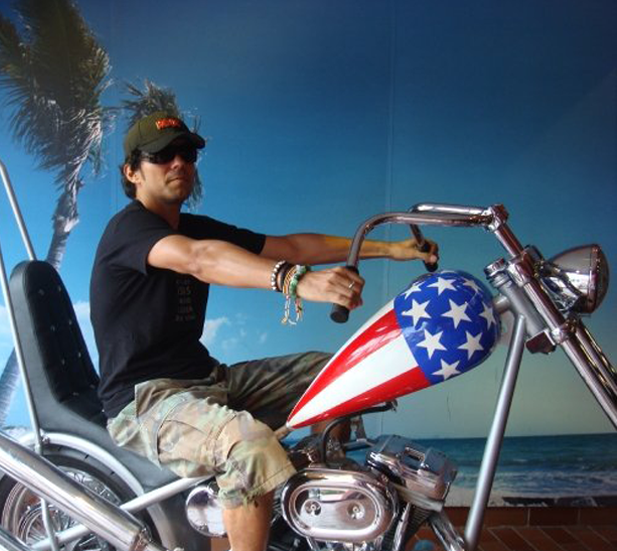 Biografía del Escritor y Actor Freddie Uribe